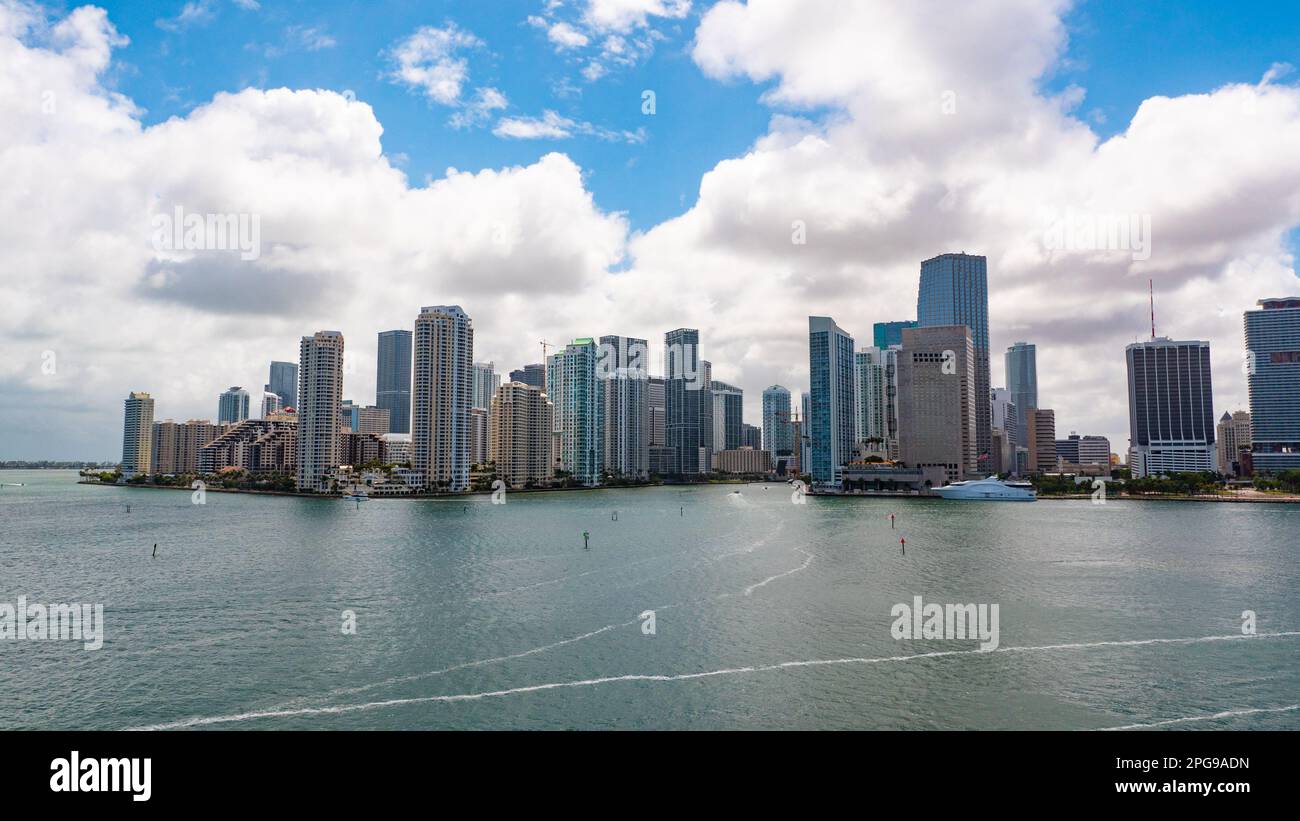 beautiful horizon view of miami skyline skyscraper building with ...