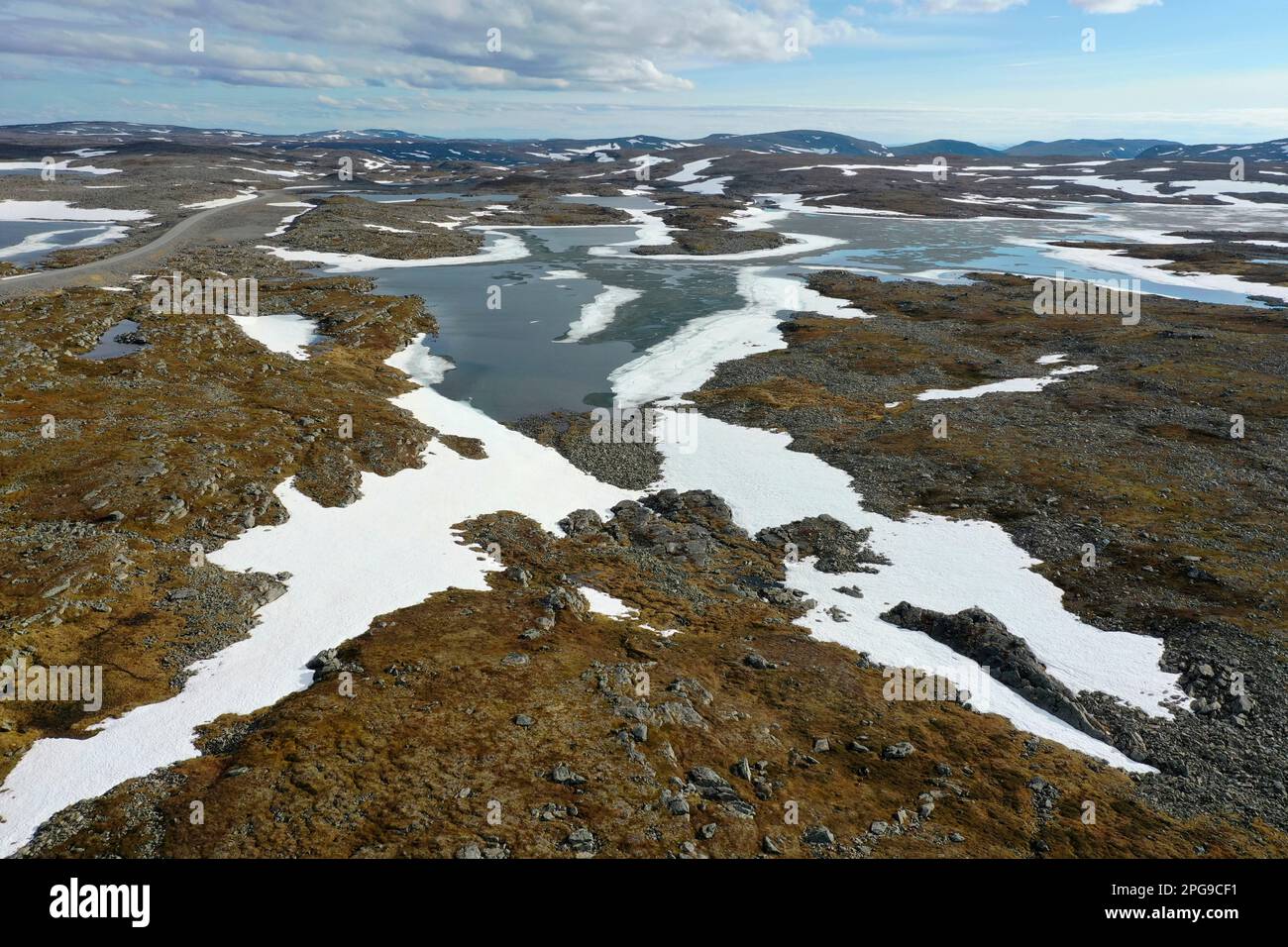 Tundra in Norwegen, mit Feuchtgebieten, Tümpeln, Schnee, Schneefeldern ...