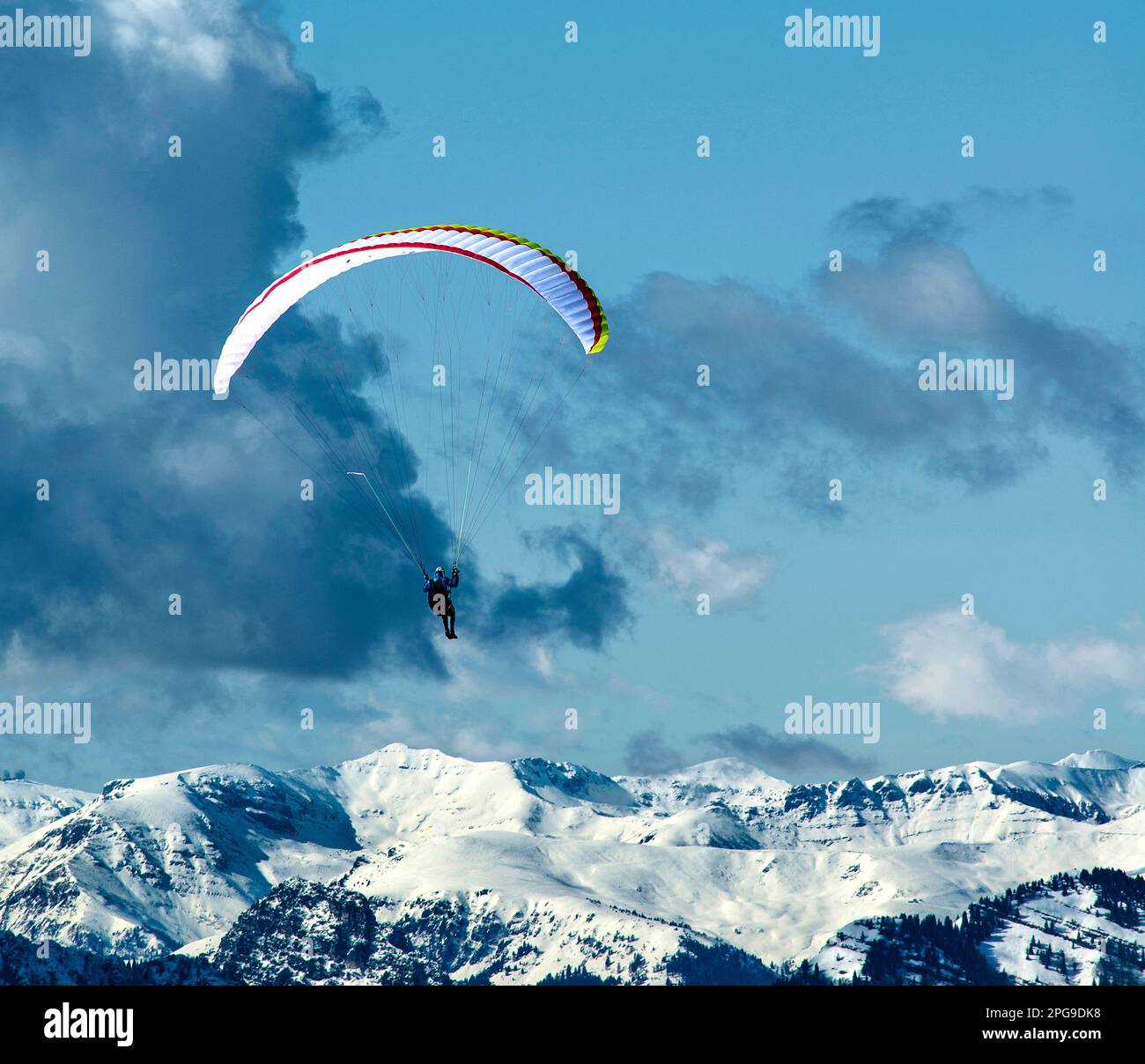 Two men paragliding hi-res stock photography and images - Alamy