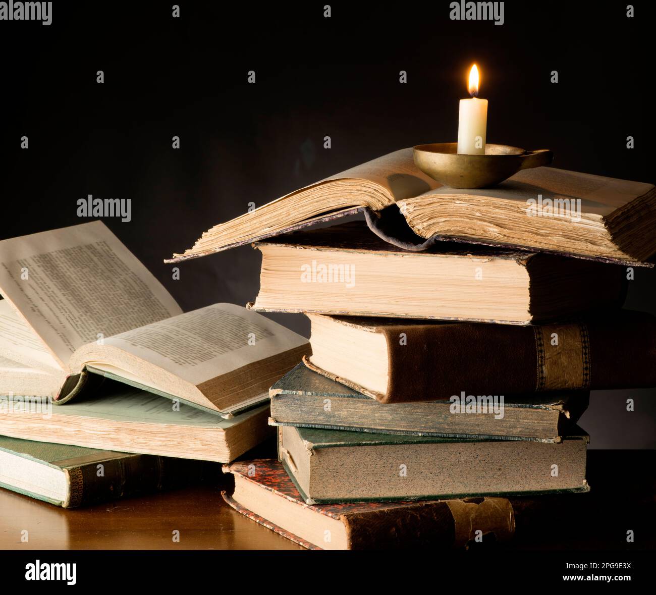 Books bookshelf candle hi-res stock photography and images - Alamy