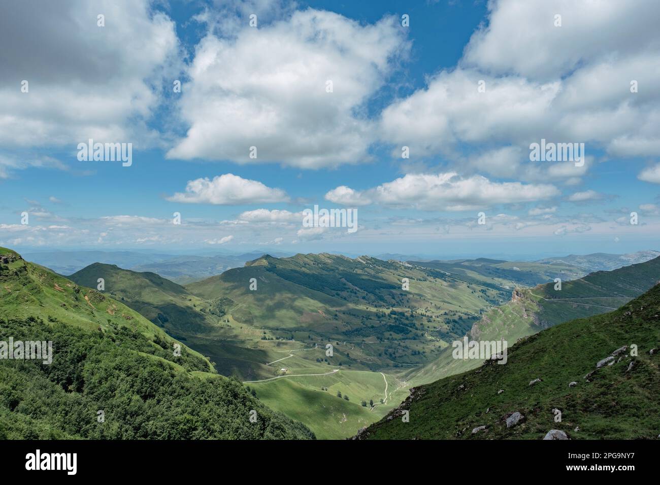 Green pastures mountains hi-res stock photography and images - Alamy