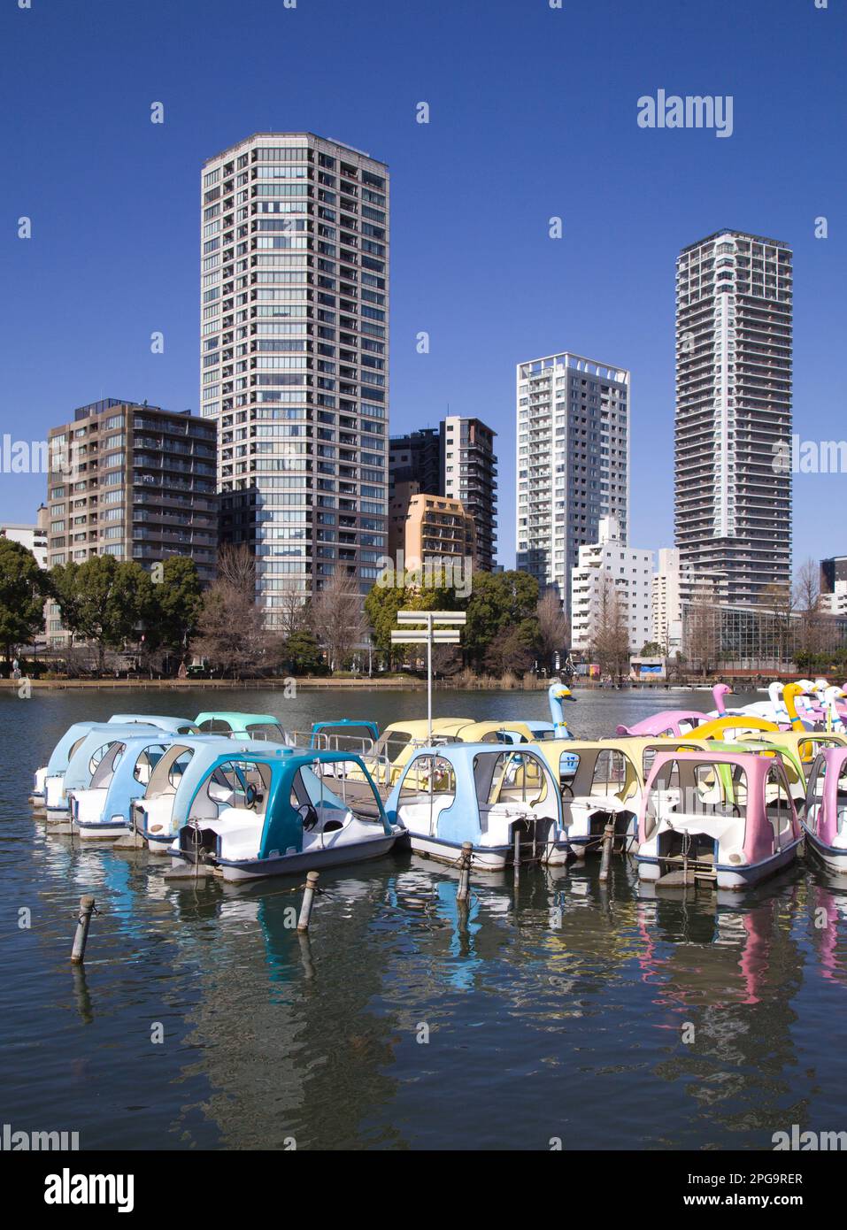 Pond boats hi-res stock photography and images - Alamy