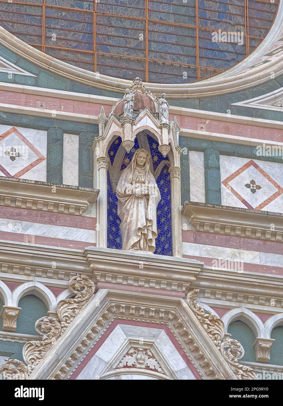 Mother Mary statue at cathedral Duomo in Florence Italy Stock Photo - Alamy