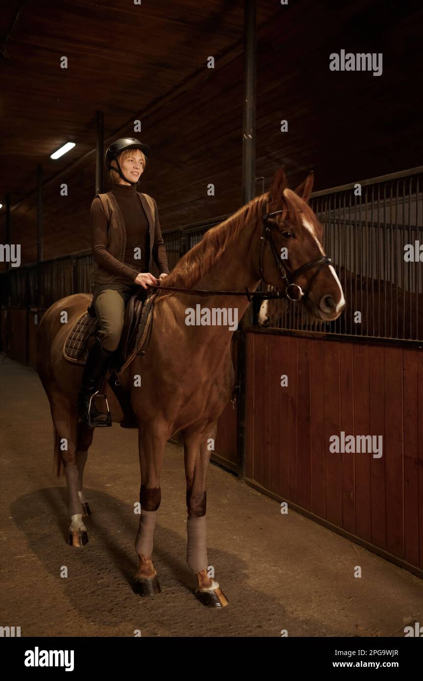 Horserace woman hi-res stock photography and images - Alamy