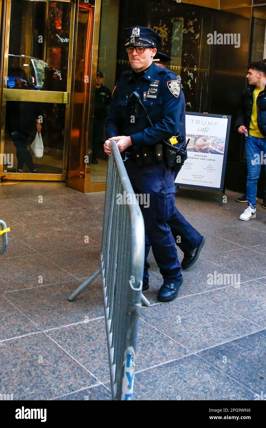 New York City in the United States, 21/03/2023, NYPD officers set up ...
