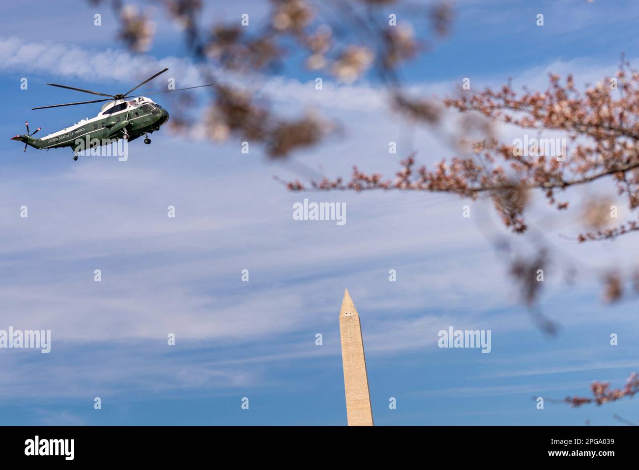 A Sikorsky VH-3D Sea King with Marine Helicopter Squadron One (HMX-1 ...