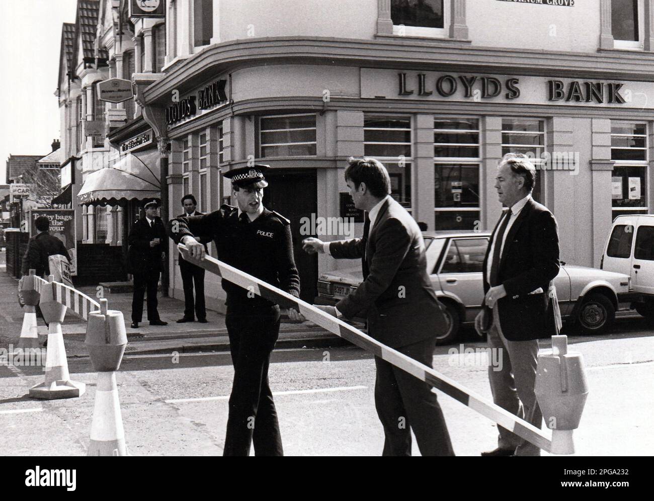 POLICE AND DETECTIVES AT LLOYDS BANK COPNOR AFTER AN ARMED ROBBERY ...