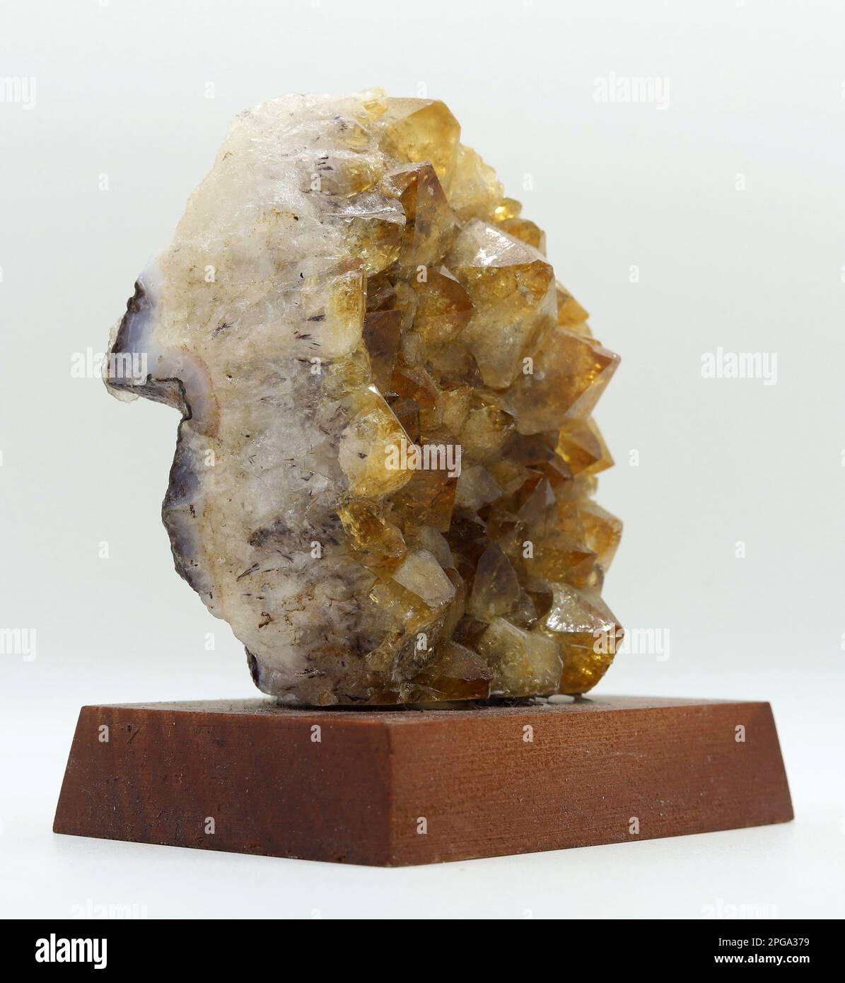 Healing crystals hi-res stock photography and images - Alamy