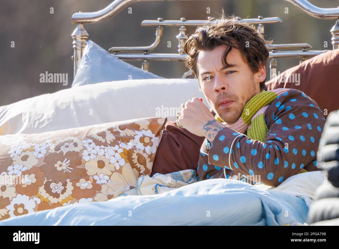 Harry Styles films music video video in a bed in London Stock Photo - Alamy