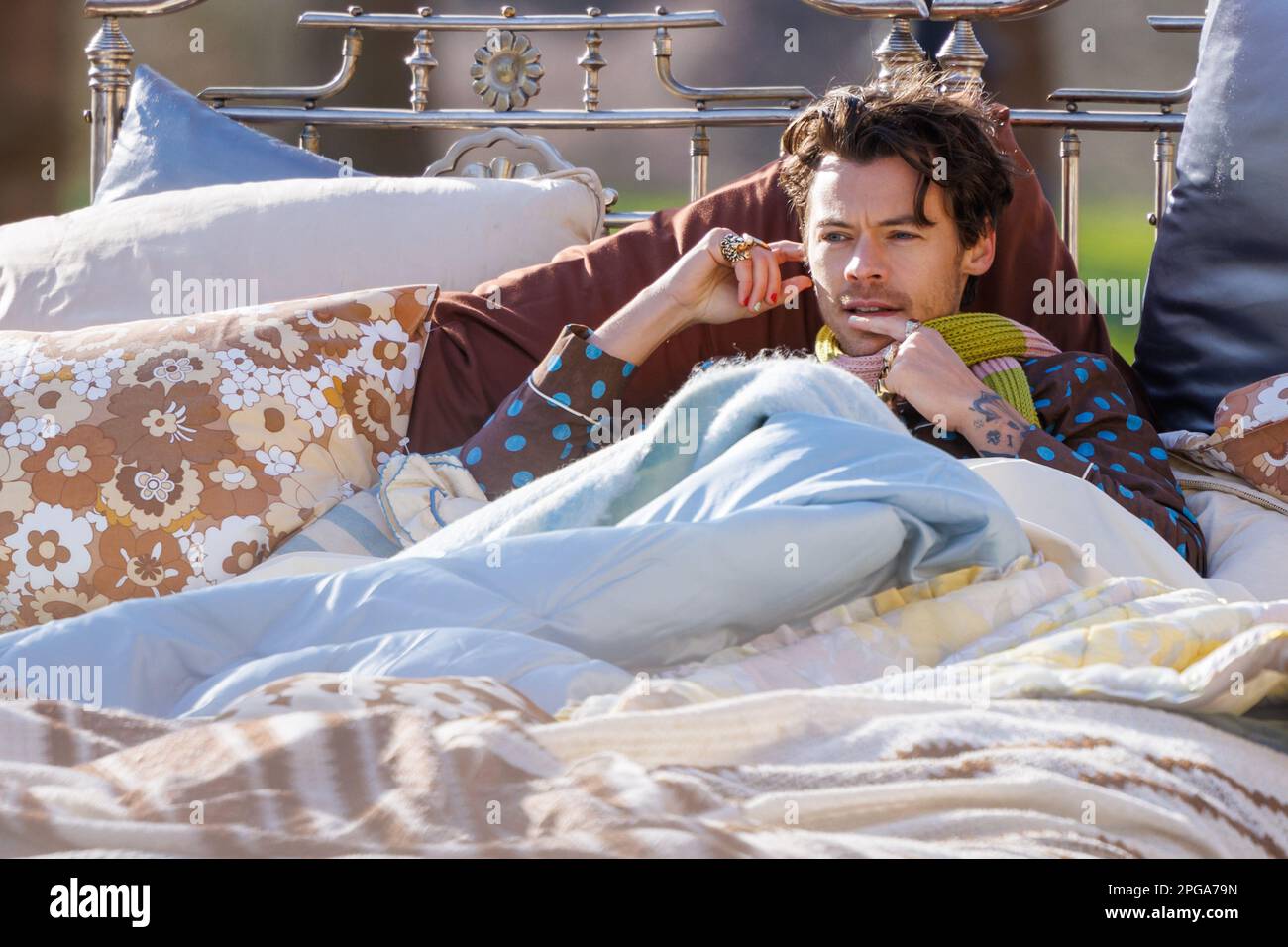 Harry Styles films music video video in a bed in London Stock Photo - Alamy