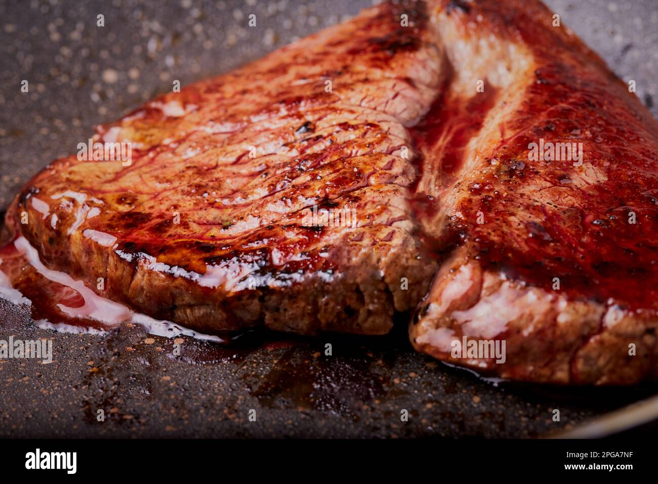Cooked rump steak resting in its juices in a pan Stock Photo - Alamy