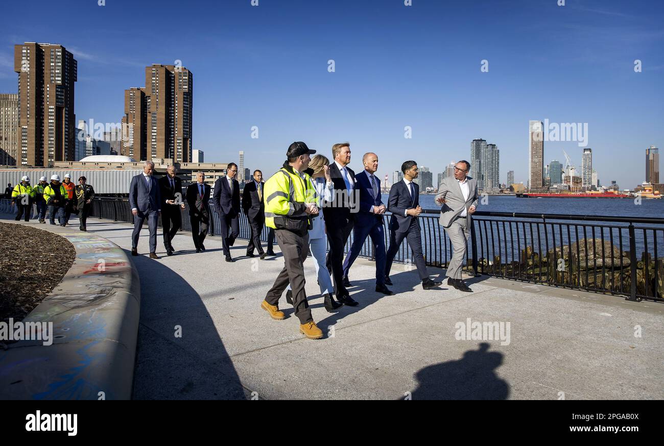 NEW YORK - King Willem-Alexander receives an explanation about the East ...