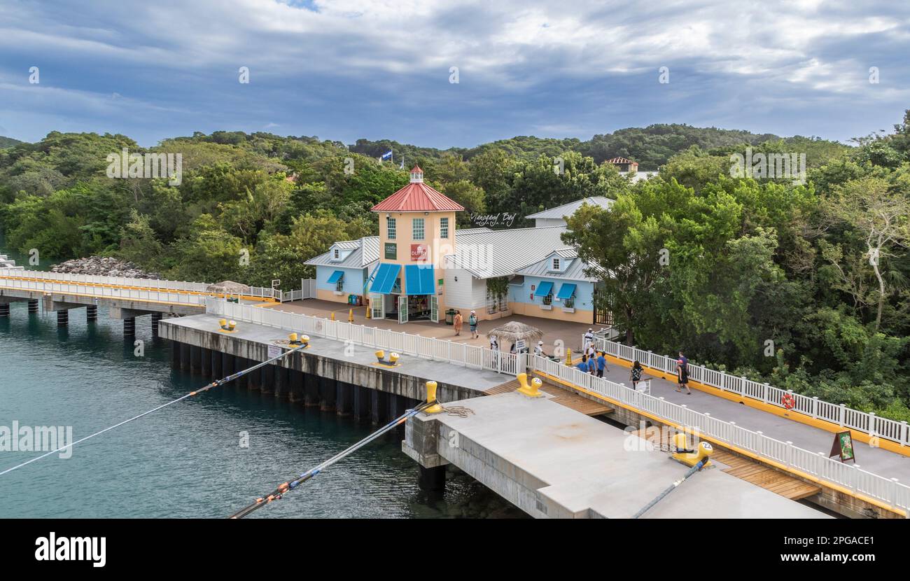 Port of roatan honduras hi-res stock photography and images - Alamy