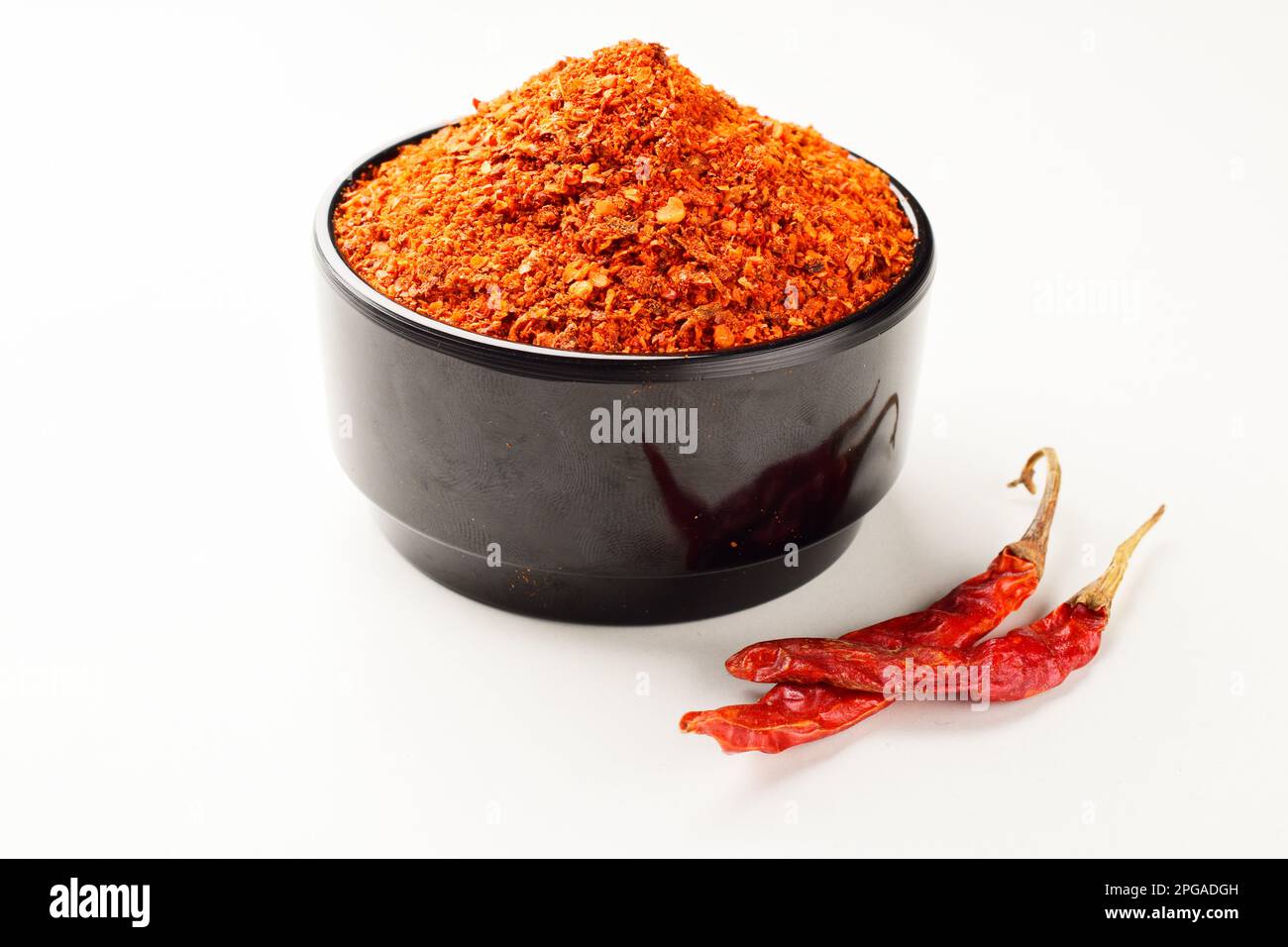 Chilli powder with cayenne chillies isolated on white background Stock ...