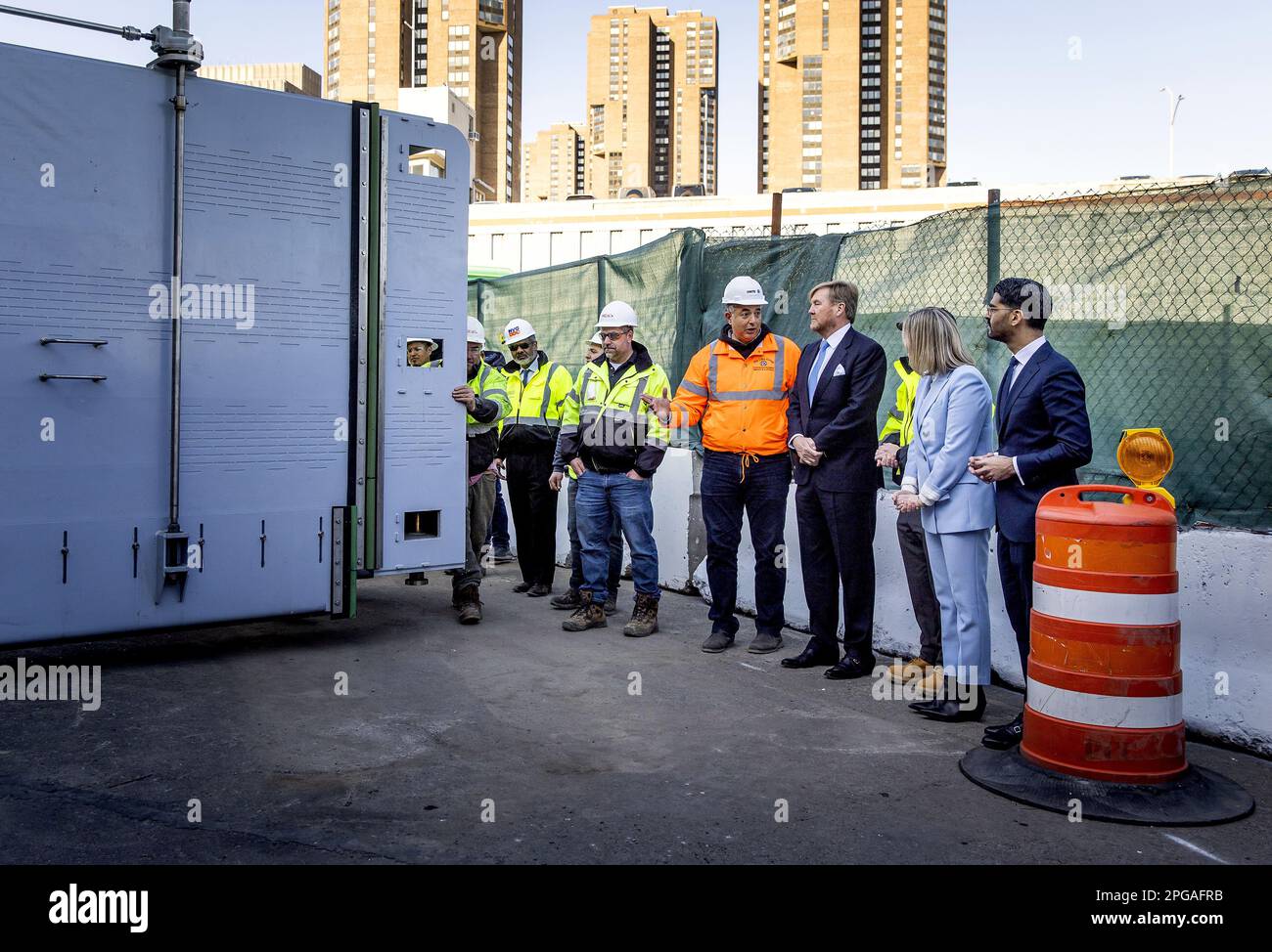 NEW YORK - King Willem-Alexander receives an explanation about the East ...