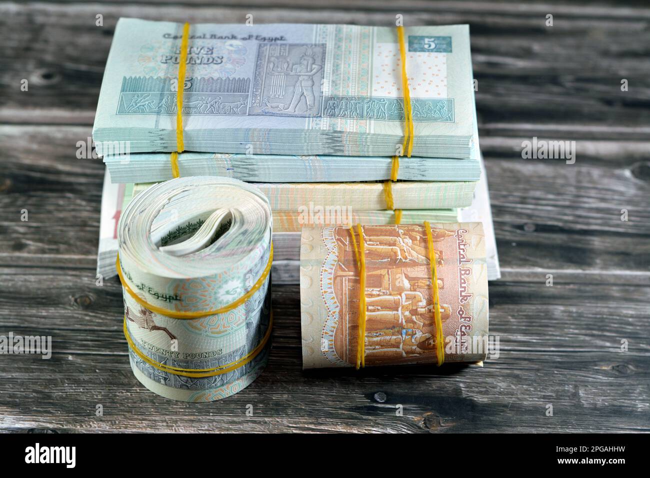 Rolled up 20 pound note hi-res stock photography and images - Alamy