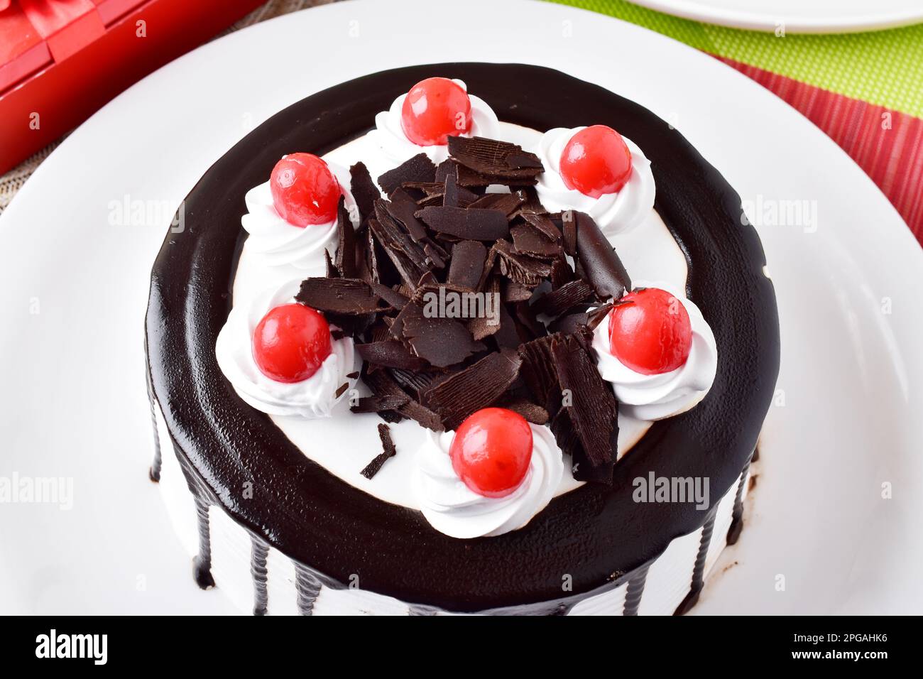 Cake garnish hi-res stock photography and images - Alamy