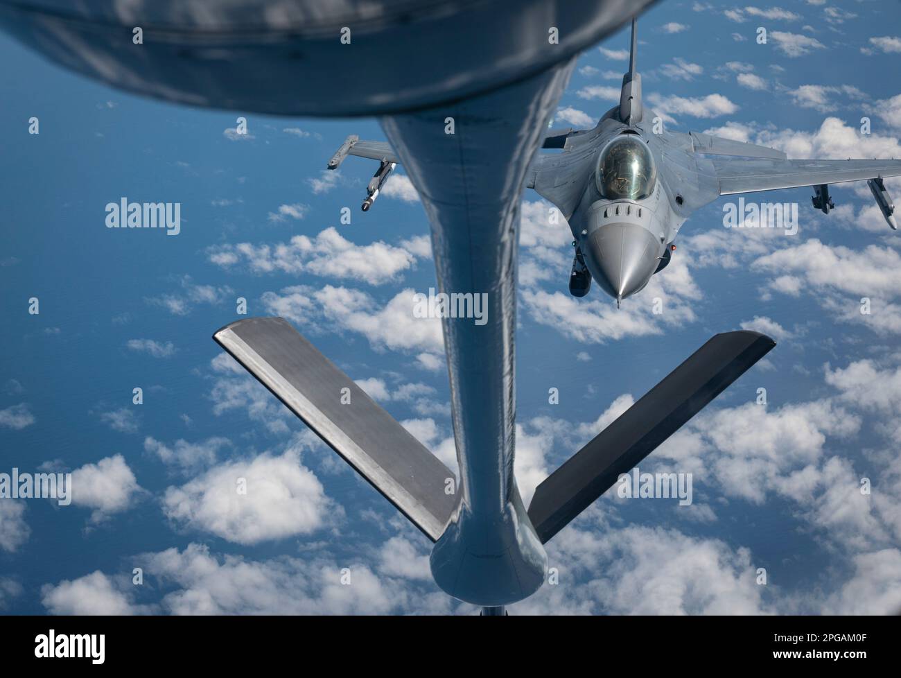 A KC-135 Stratotanker from the 370th Flight Test Squadron, 413th Flight ...