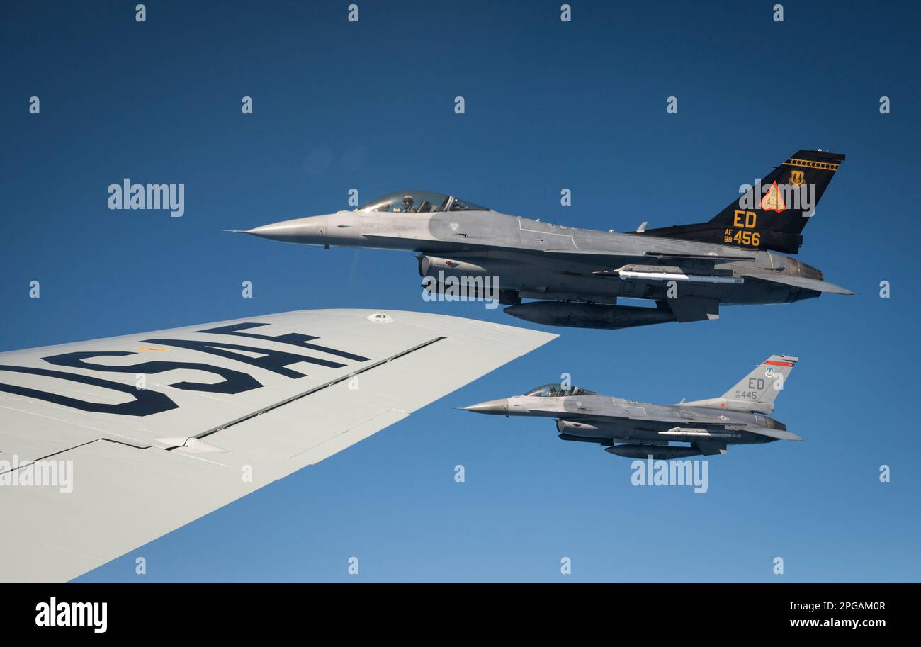 A KC-135 Stratotanker from the 370th Flight Test Squadron, 413th Flight ...