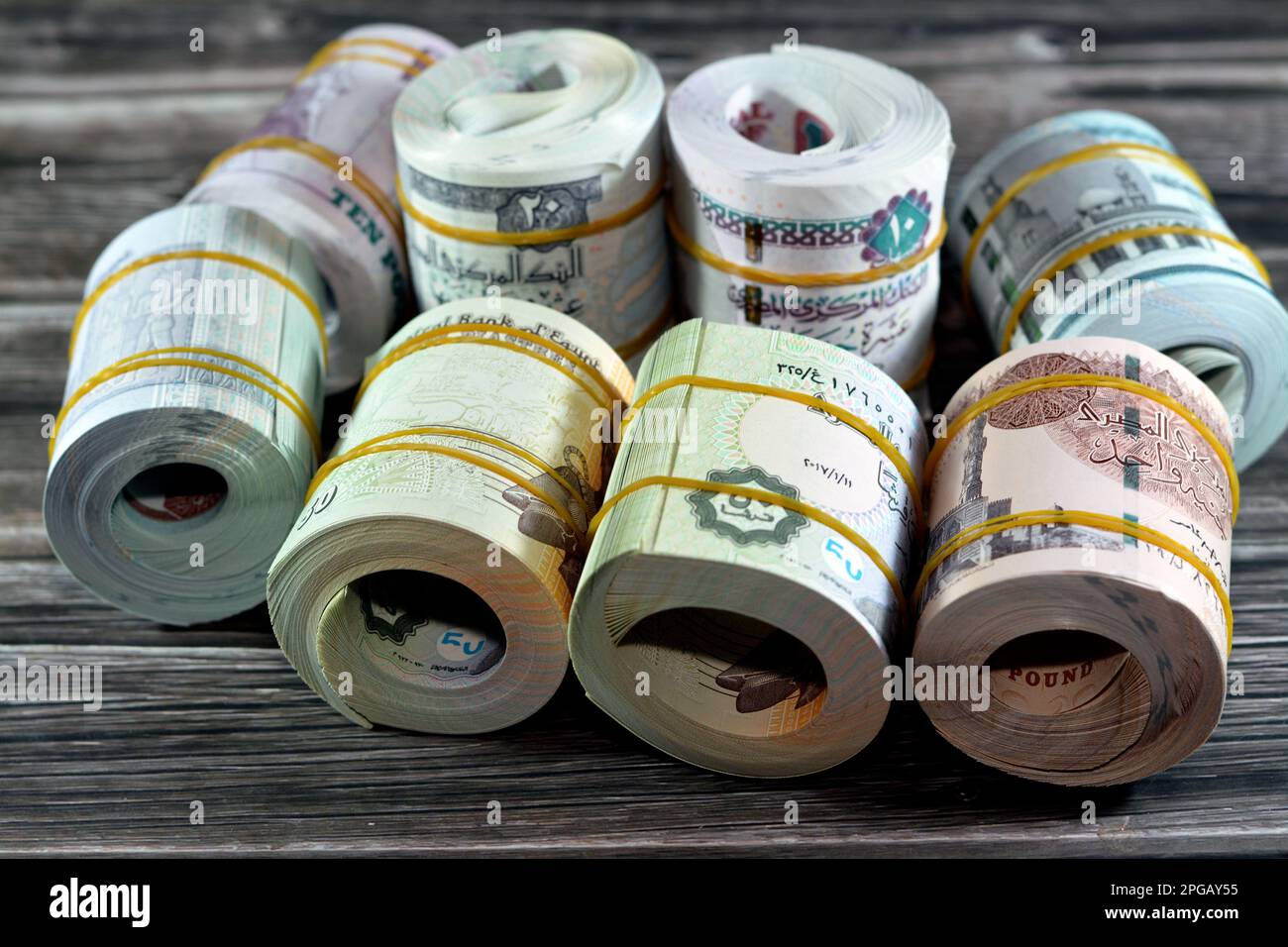 Rolled up 20 pound note hi-res stock photography and images - Alamy