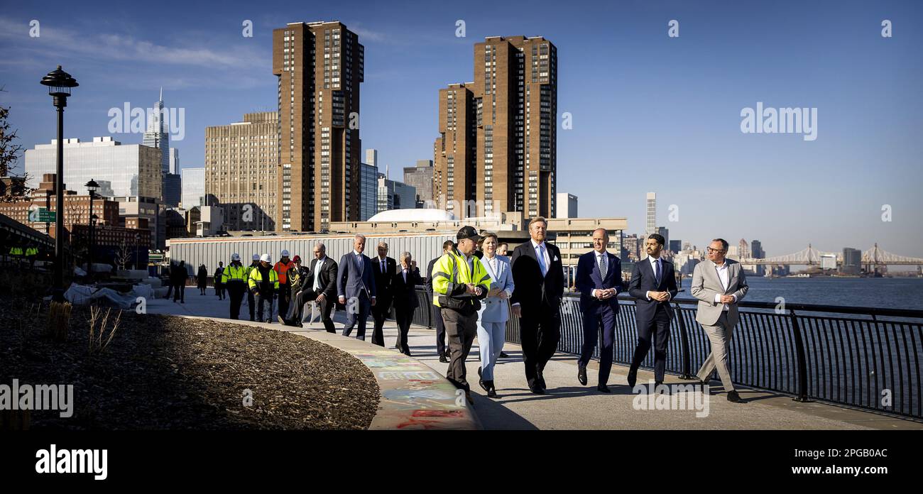 NEW YORK - King Willem-Alexander receives an explanation about the East ...