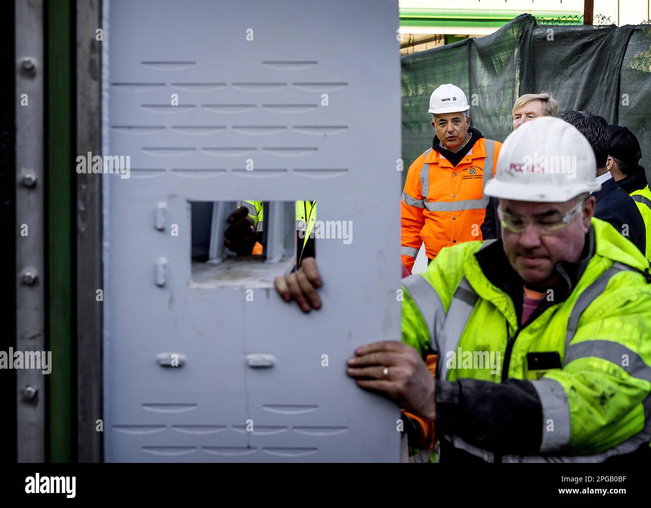 NEW YORK - King Willem-Alexander receives an explanation about the East ...