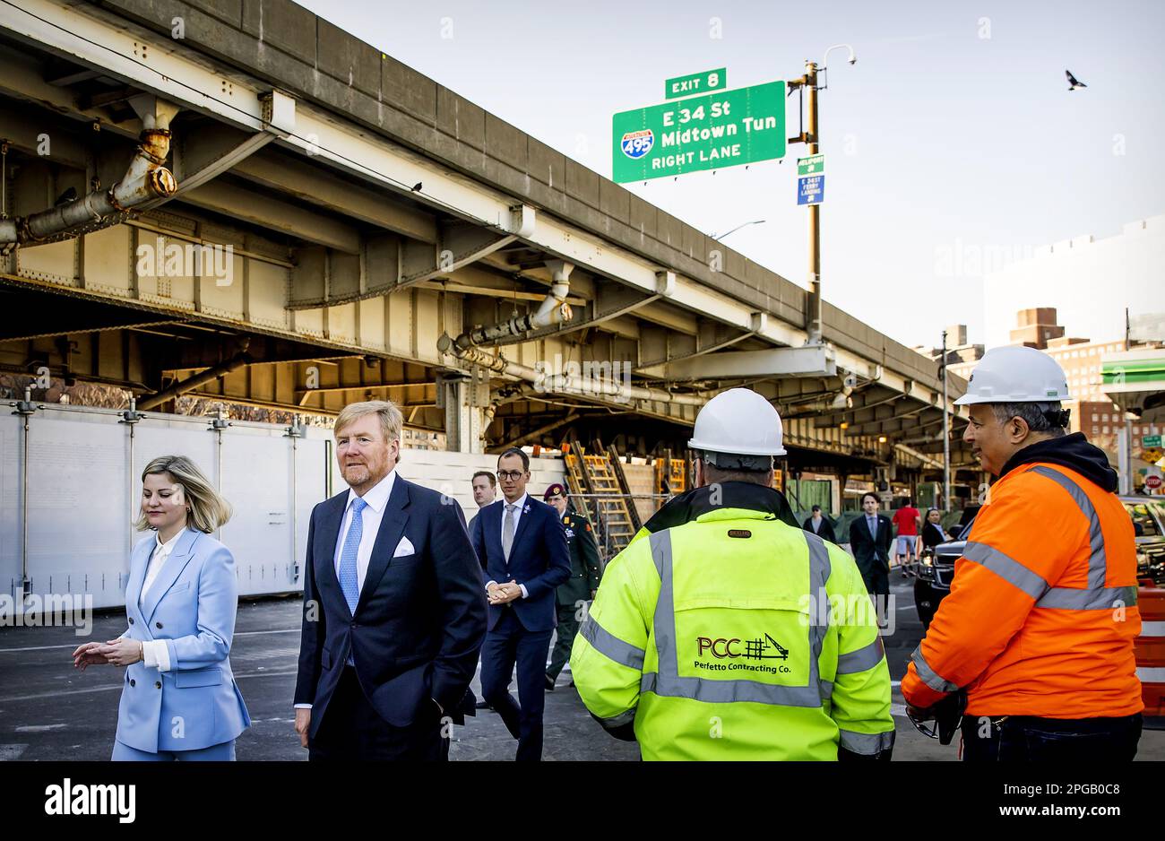 NEW YORK - King Willem-Alexander receives an explanation about the East ...