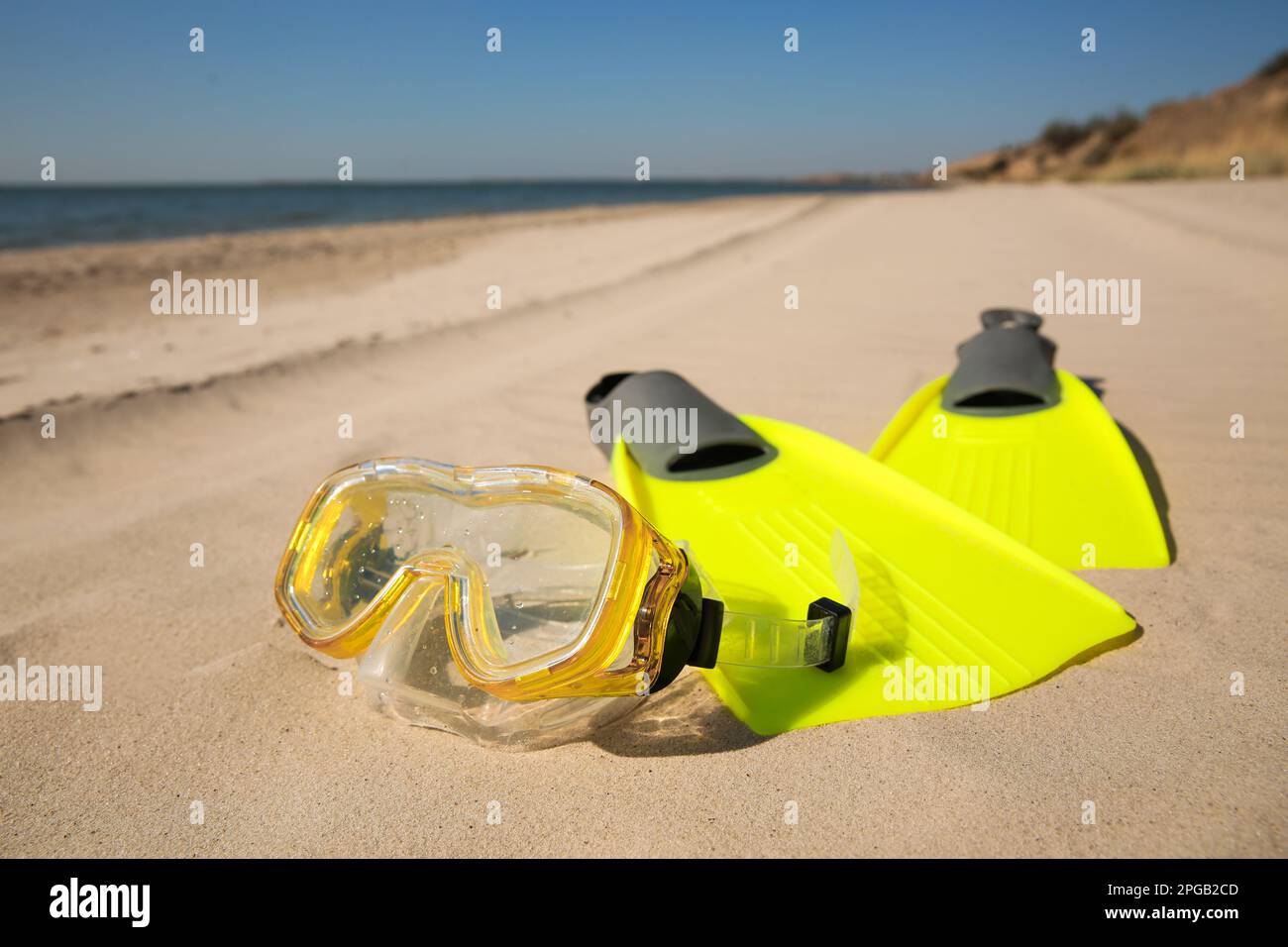 Pair of flippers and diving mask on sandy beach Stock Photo - Alamy