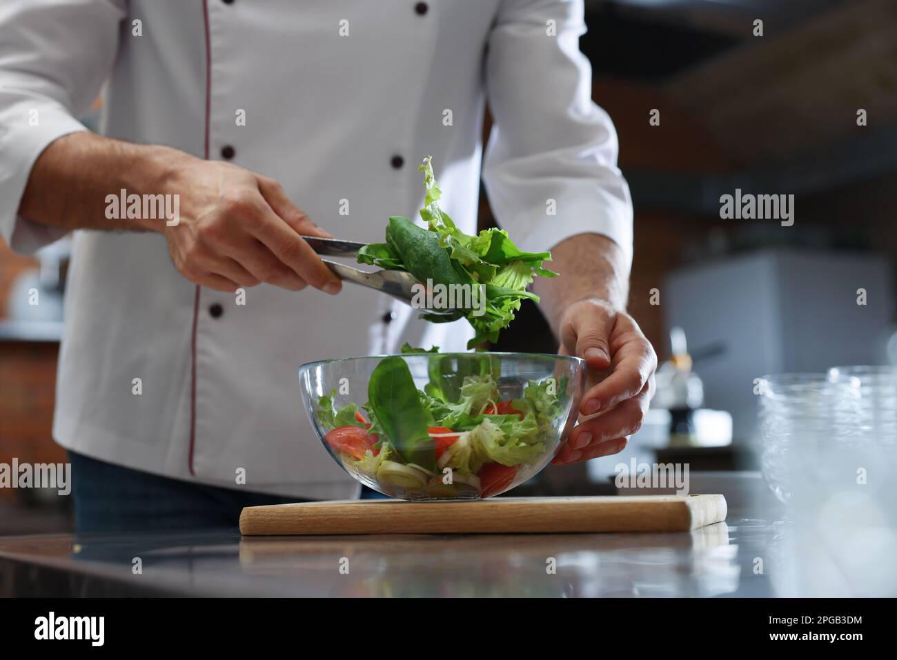 Chef making salad kitchen table hi-res stock photography and images - Alamy