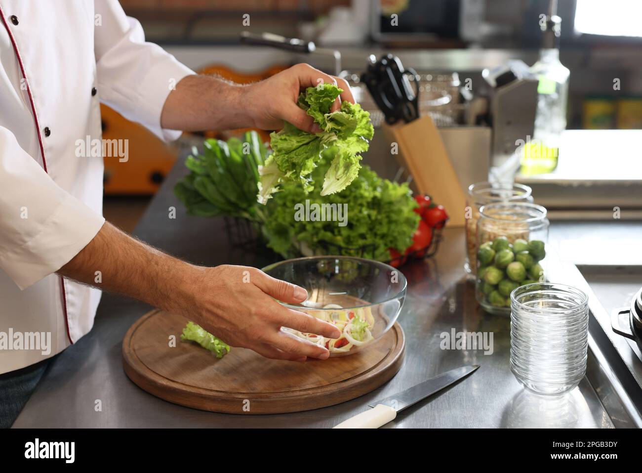 Chef making salad kitchen table hi-res stock photography and images - Alamy