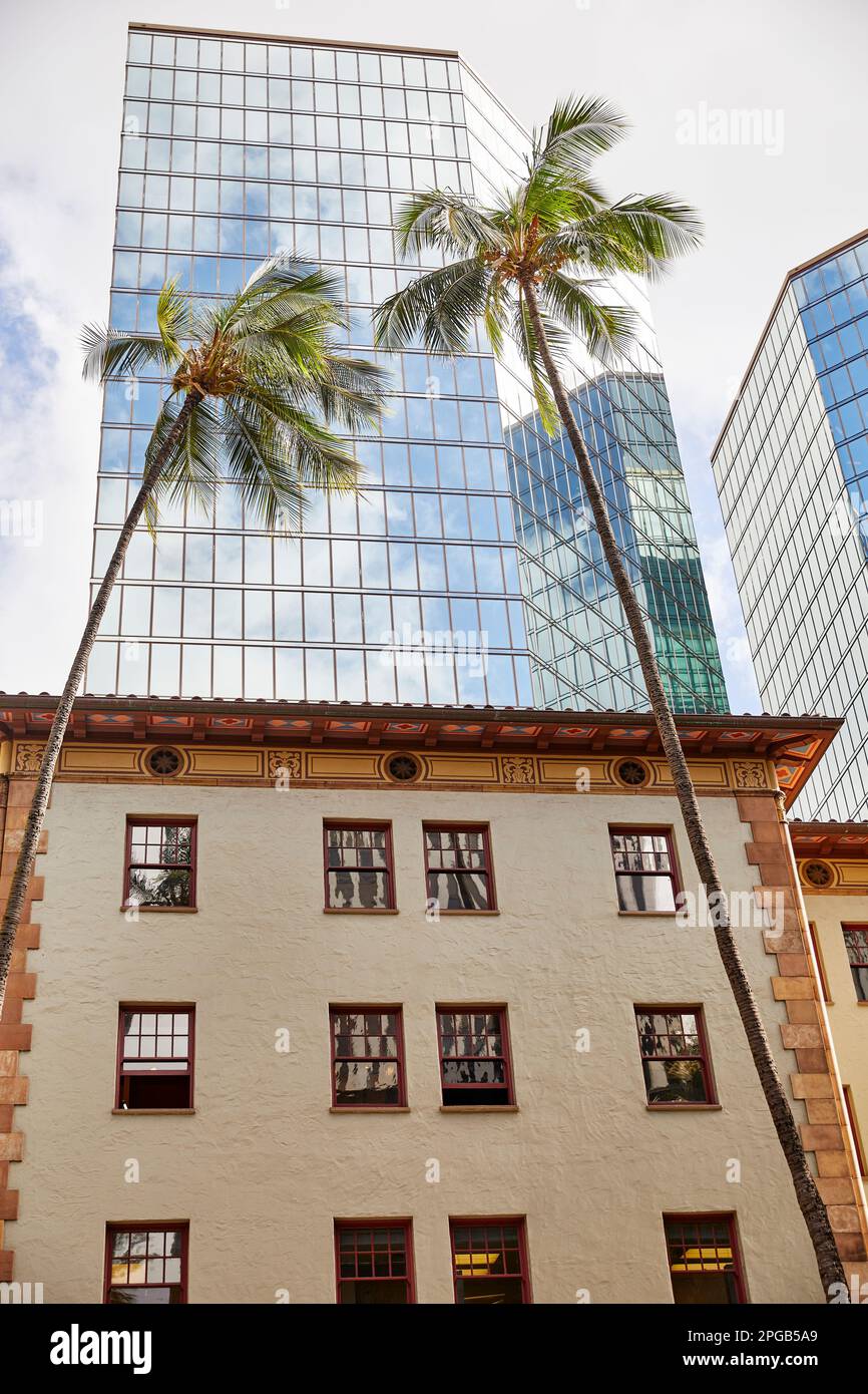 Honolulu, Oahu, Hawaii, USA, - February 8, 2023: Historic Building with ... Honolulu, Oahu, Hawaii, USA, - February 8, 2023: Historic Building with ...
