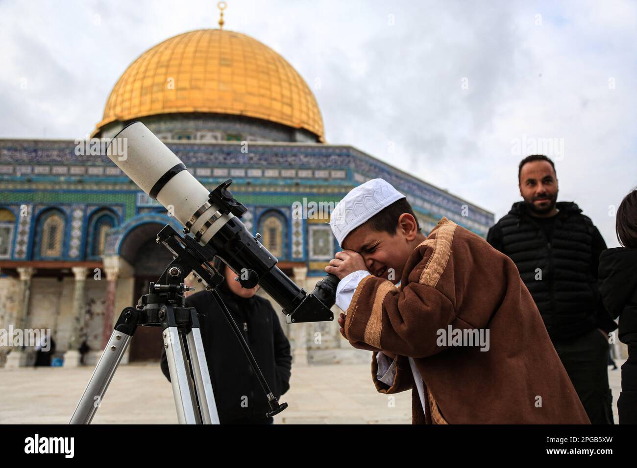 Jerusalem, Israel. 21st Mar, 2023. A child uses a telescope to search ...