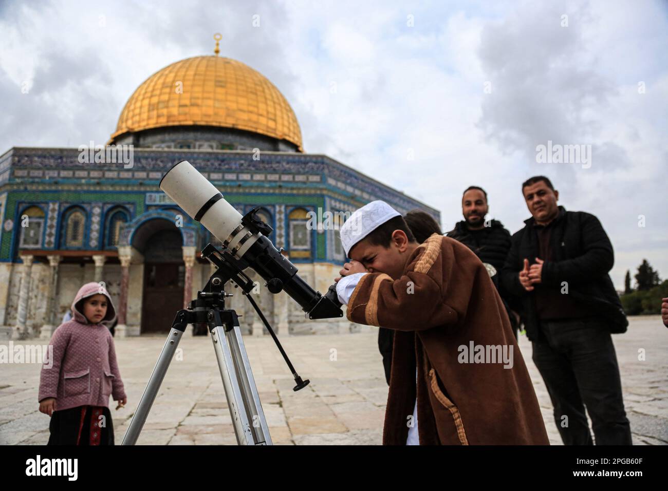 Jerusalem, Israel. 21st Mar, 2023. A child uses a telescope to search ...