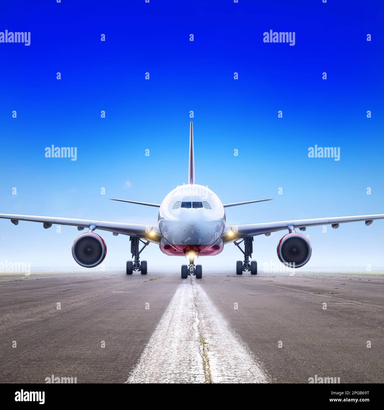 Airliner start takeoff hi-res stock photography and images - Alamy