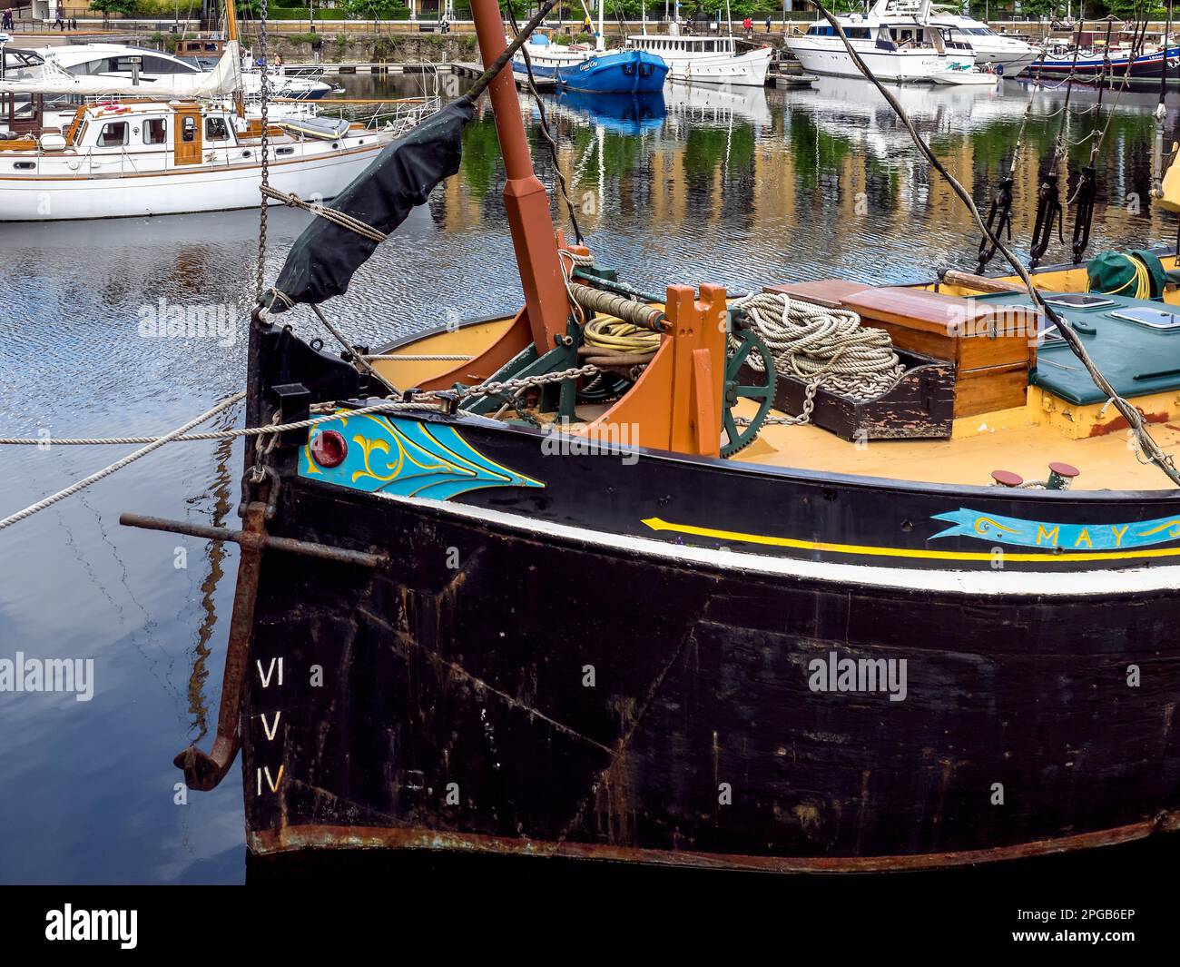 Bow of barge hi-res stock photography and images - Alamy