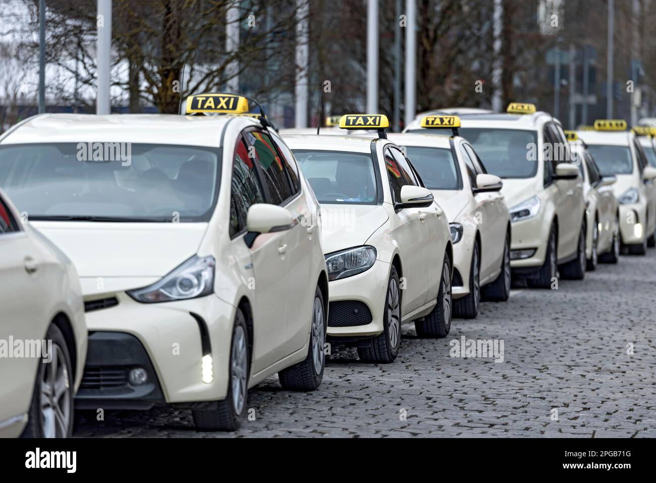 Many taxis queue up, waiting in line at the taxi stand, Messe, Munich ...