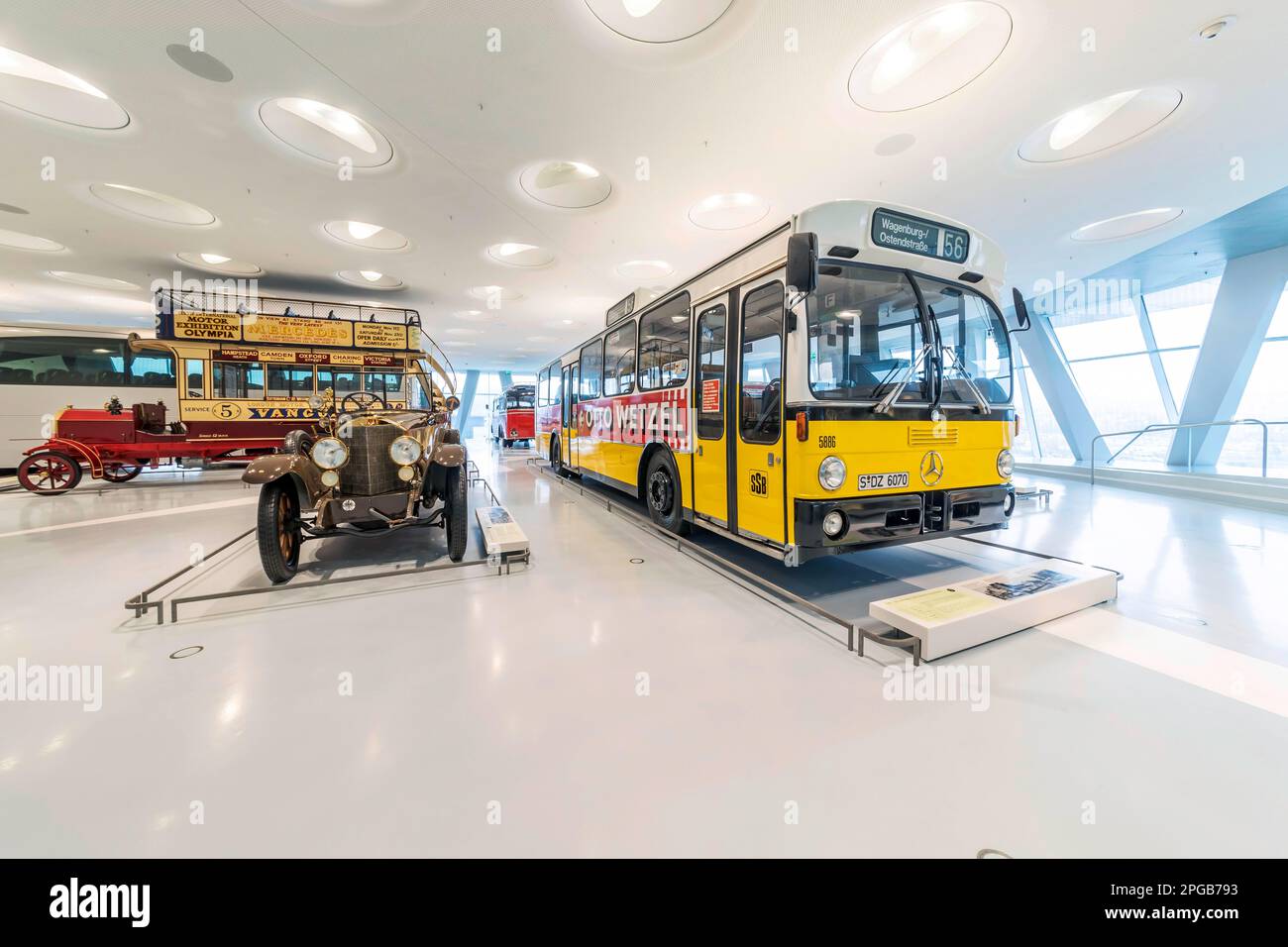 Mercedes-Benz O 305 standard line bus (1980), on the left a Milnes ...