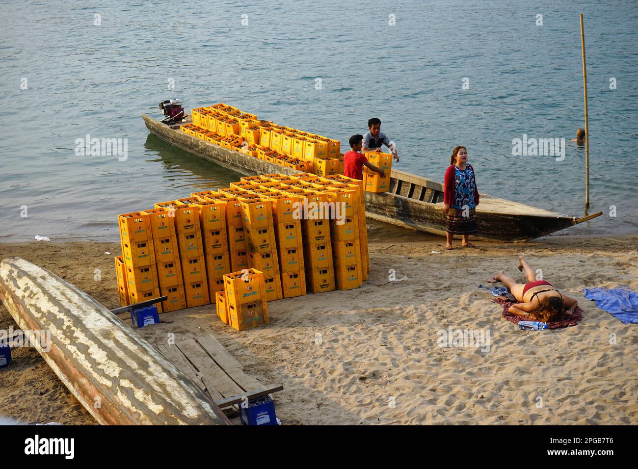 Loading empty beer crates, Ban Houa Det beach, Ban Houa Det, Don Det ...