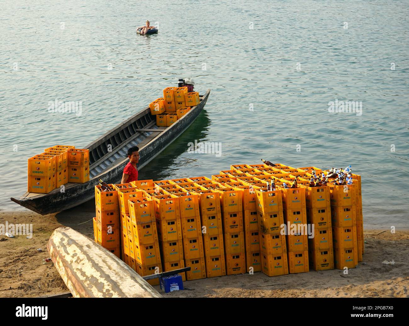 Loading empty beer crates, Ban Houa Det beach, Ban Houa Det, Don Det ...