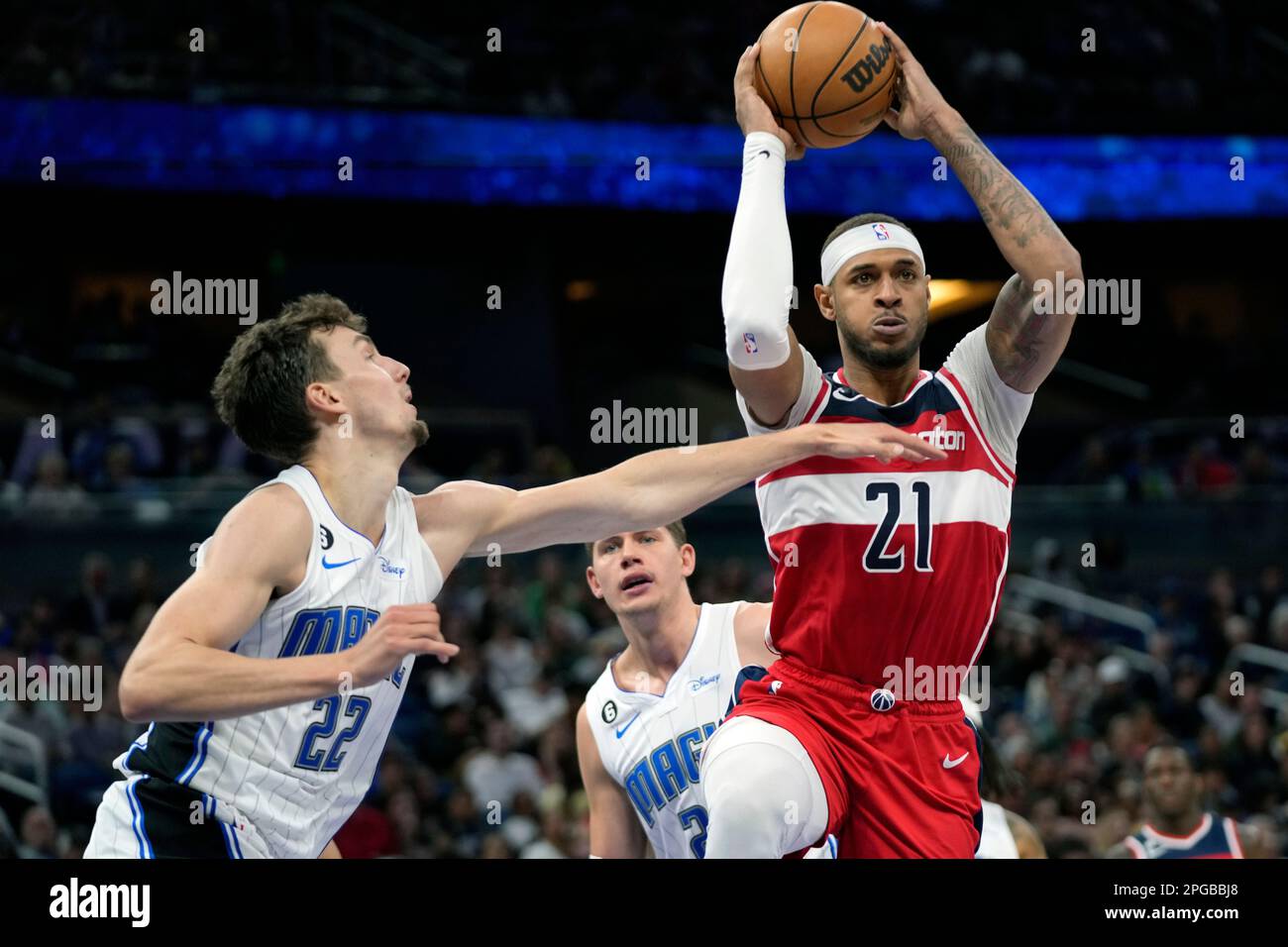 Washington Wizards' Daniel Gafford (21) passes the ball over Orlando ...