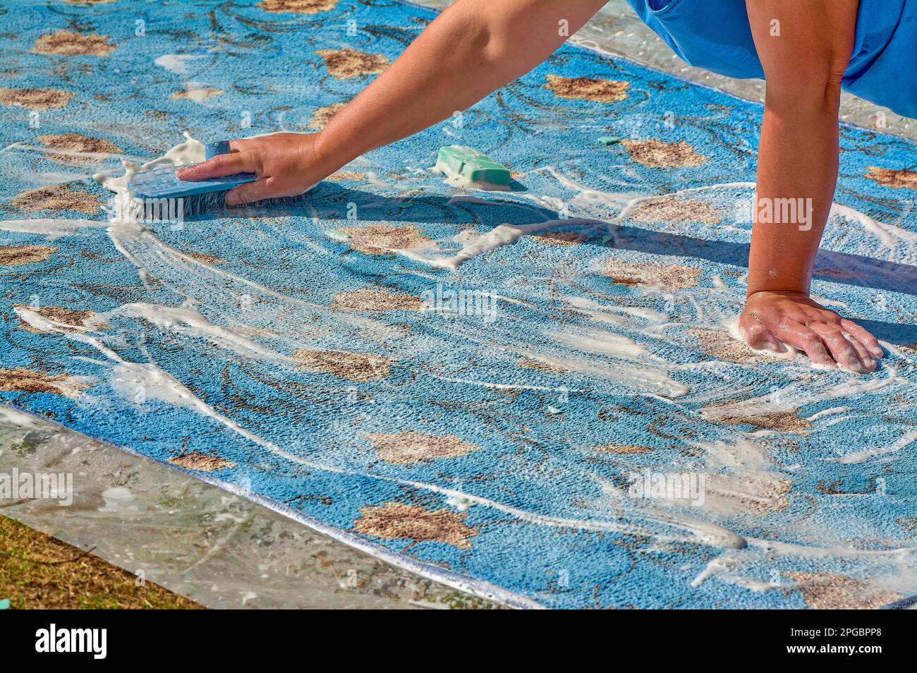 soaping the carpet, washing the carpet on the street Stock Photo - Alamy