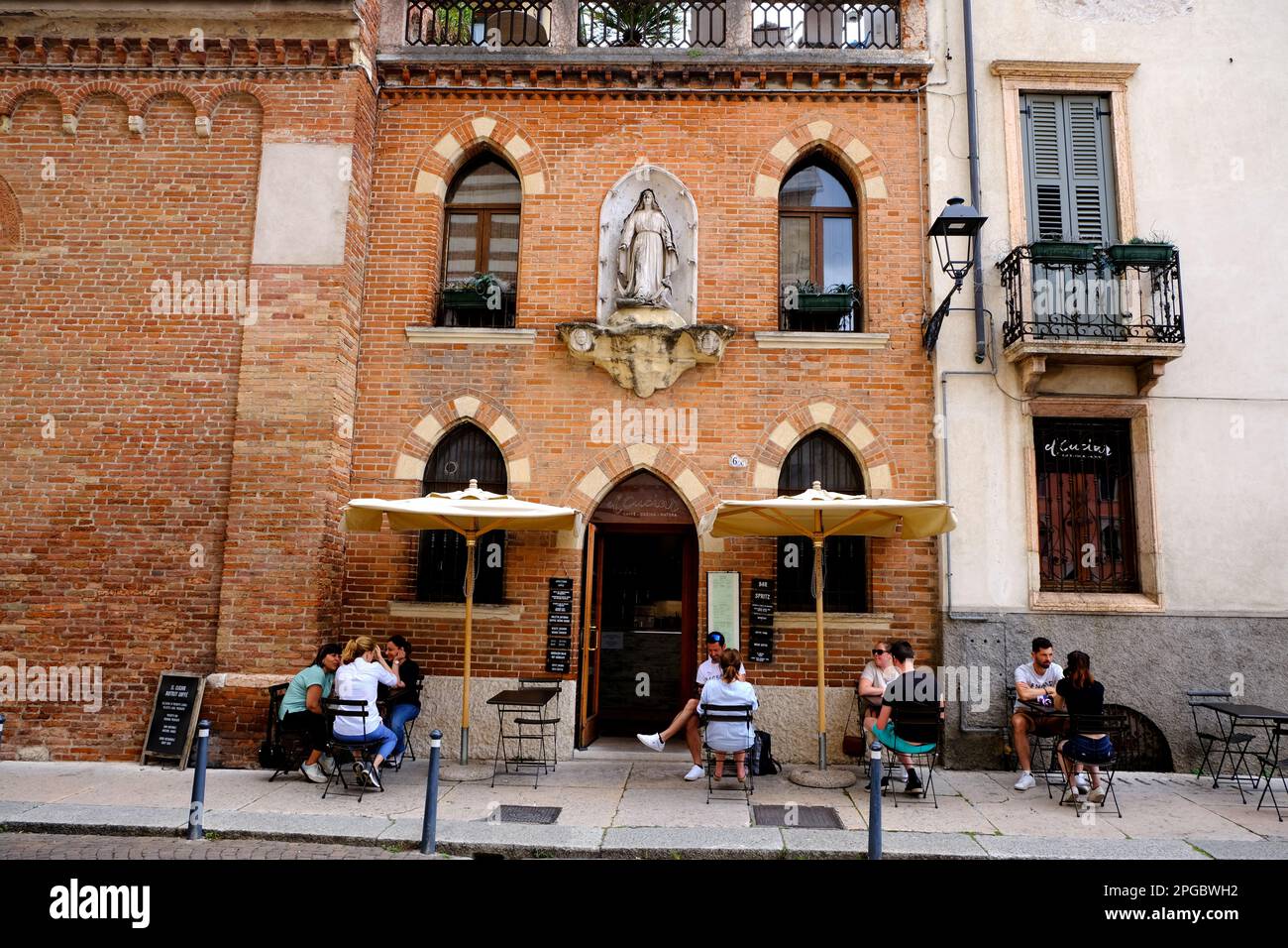 Cafe opposite the Duomo in Verona Italy Stock Photo - Alamy
