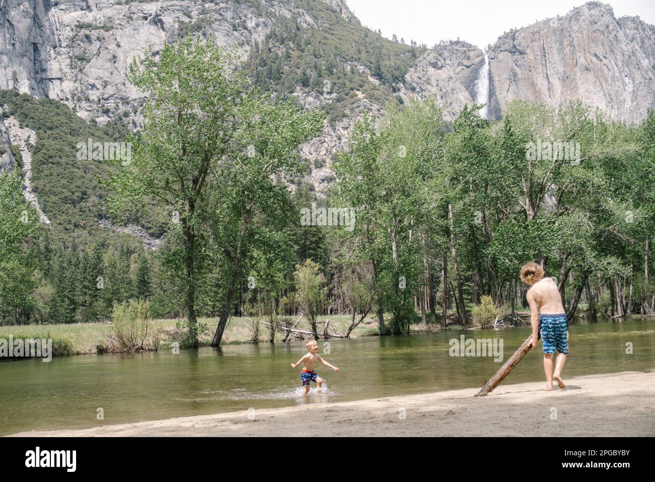 Boys playing in river hi-res stock photography and images - Alamy