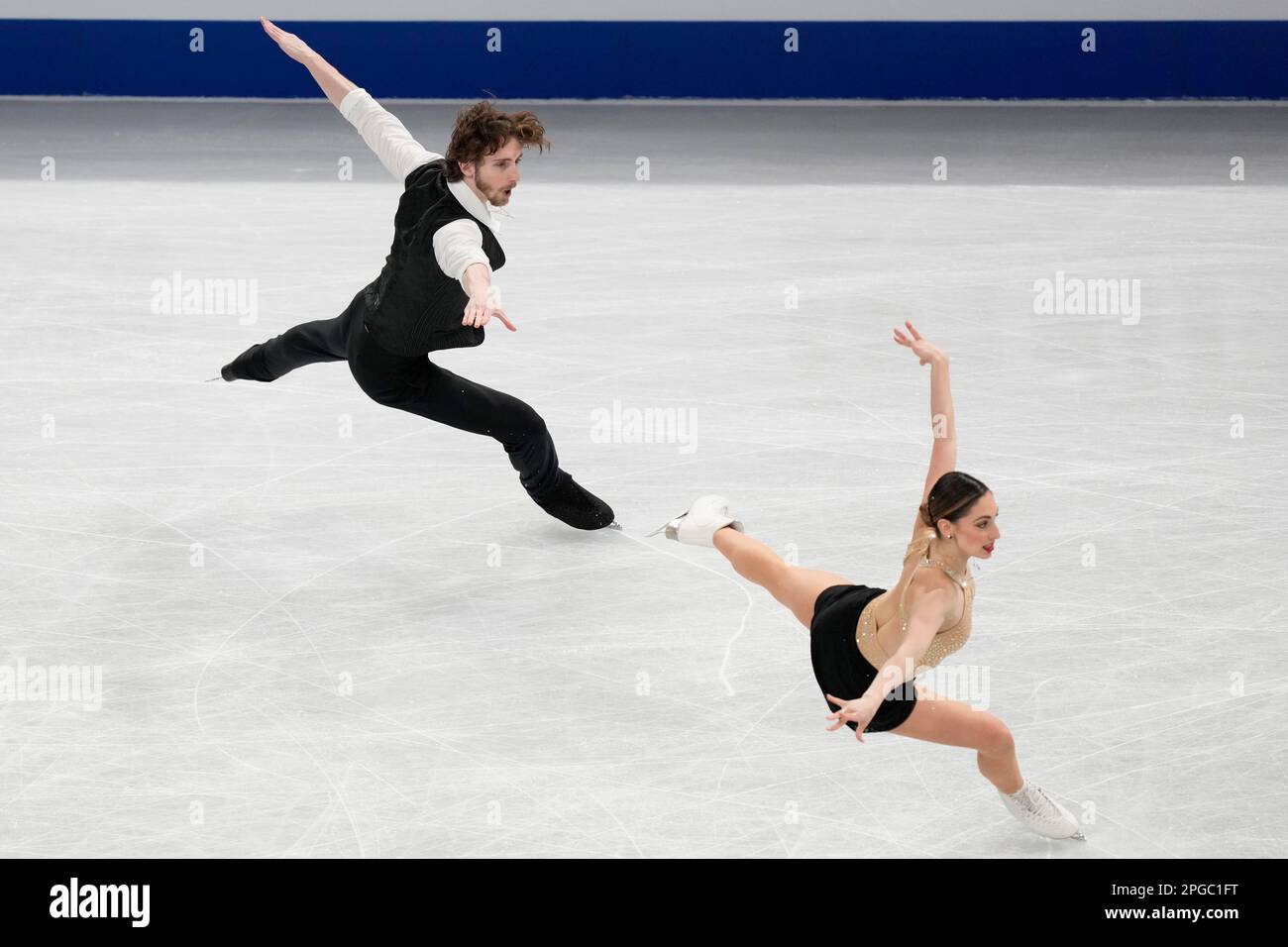 Sara Conti and Niccolo Macii of Italy perform during the pairs' short ...