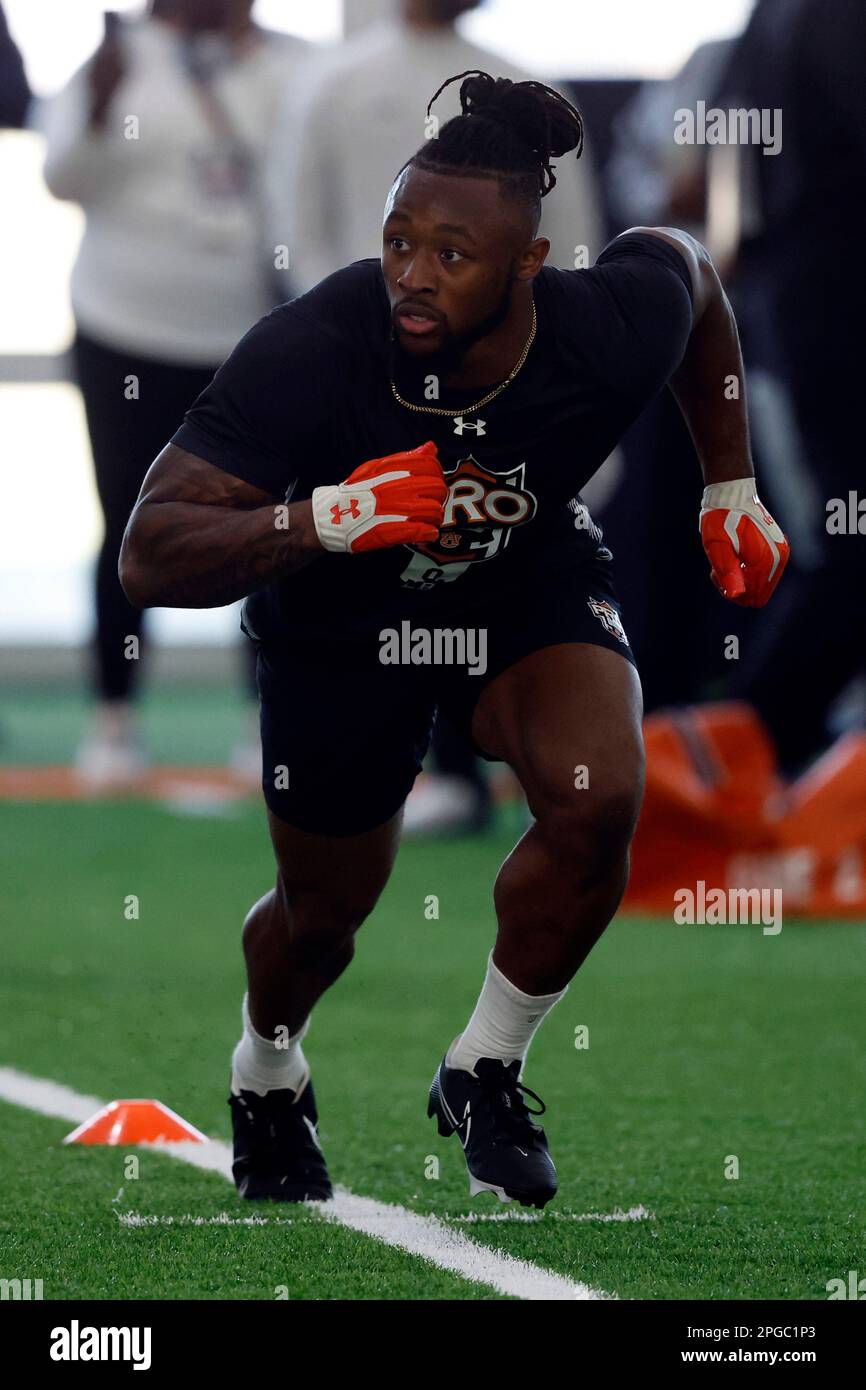 Auburn linebacker Owen Pappoe runs drills for NFL scouts during Auburn ...
