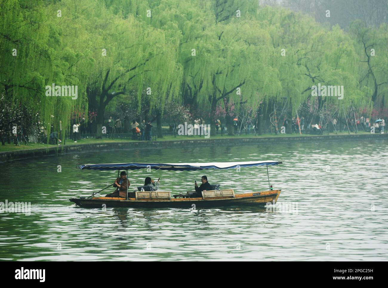 HANGZHOU, CHINA - MARCH 22, 2023 - Tourists enjoy spring scenery by ...