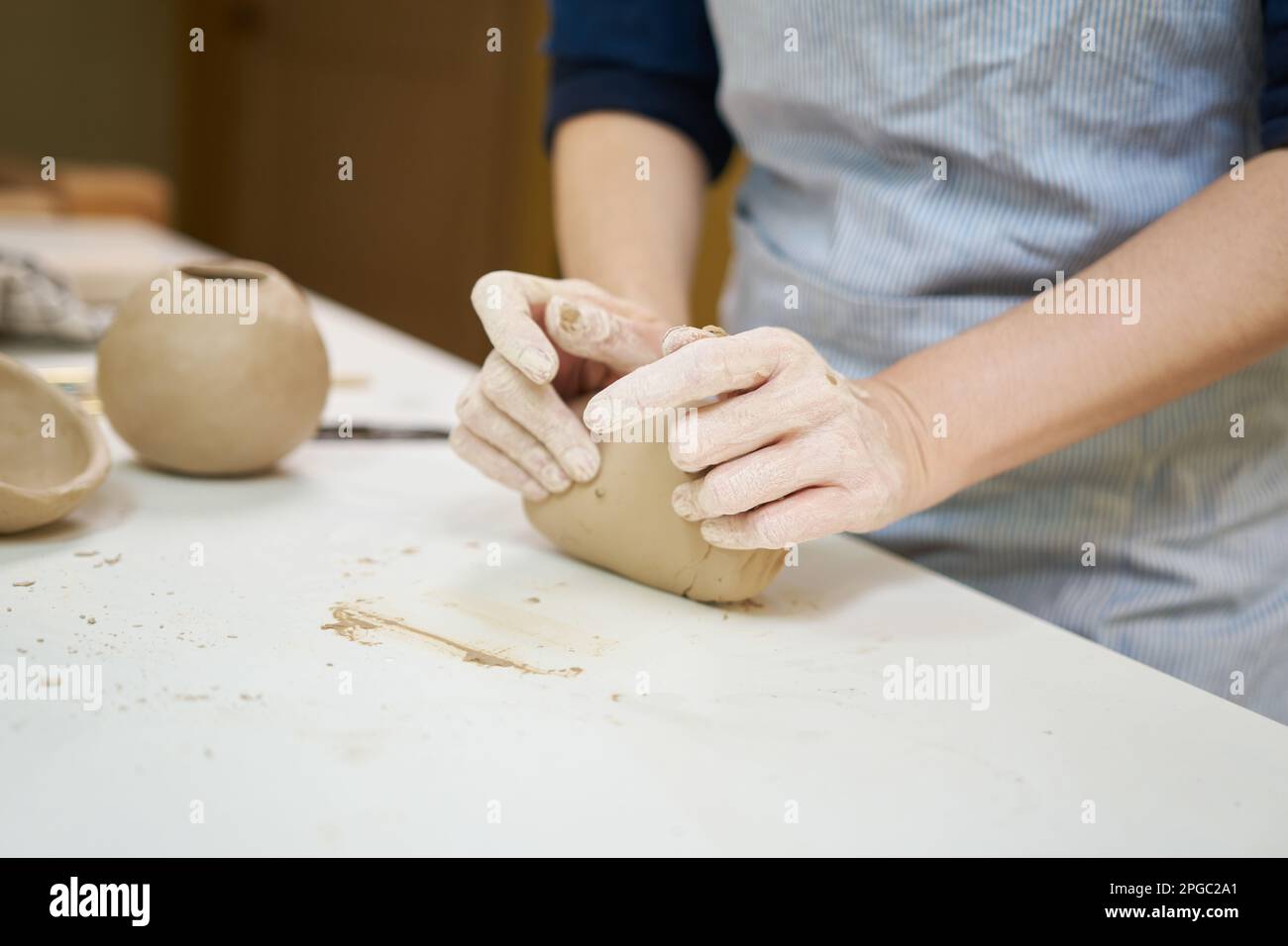 Wedging clay hi-res stock photography and images - Alamy