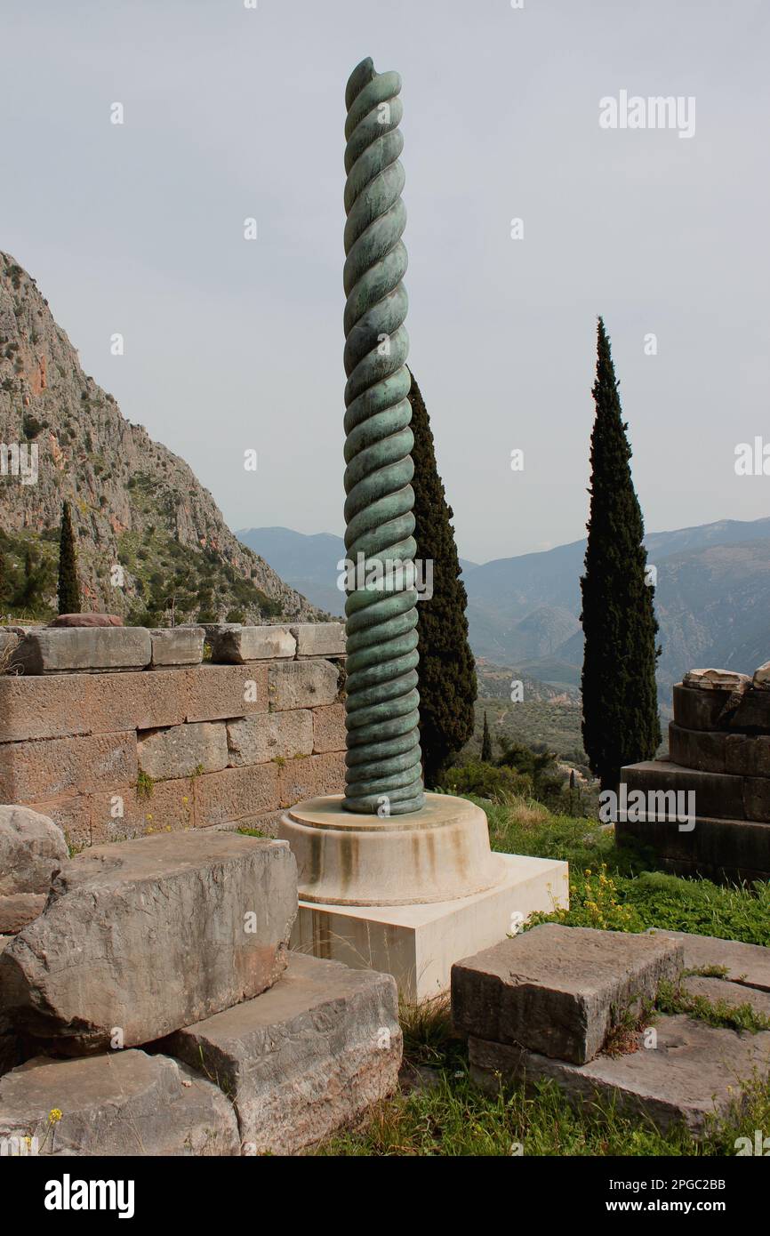 Serpent column delphi hi-res stock photography and images - Alamy