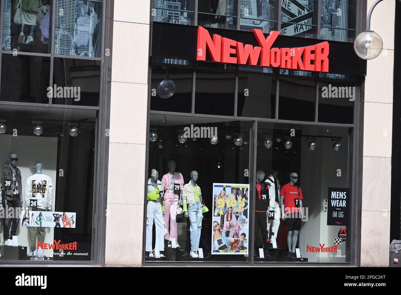 New yorker logo hi-res stock photography and images - Alamy