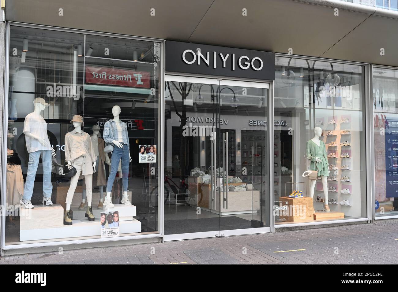 Snipes logo hi-res stock photography and images - Alamy